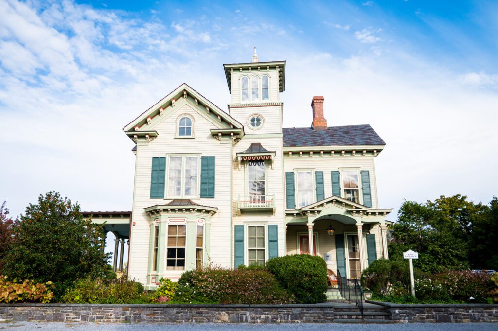 North Fork Long Island Wedding at Jedediah Hawkins Inn || Nicole & Joey